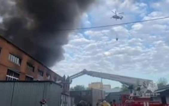 Russia, maxi incendio a Mosca in un magazzino di 4mila metri quadrati ...