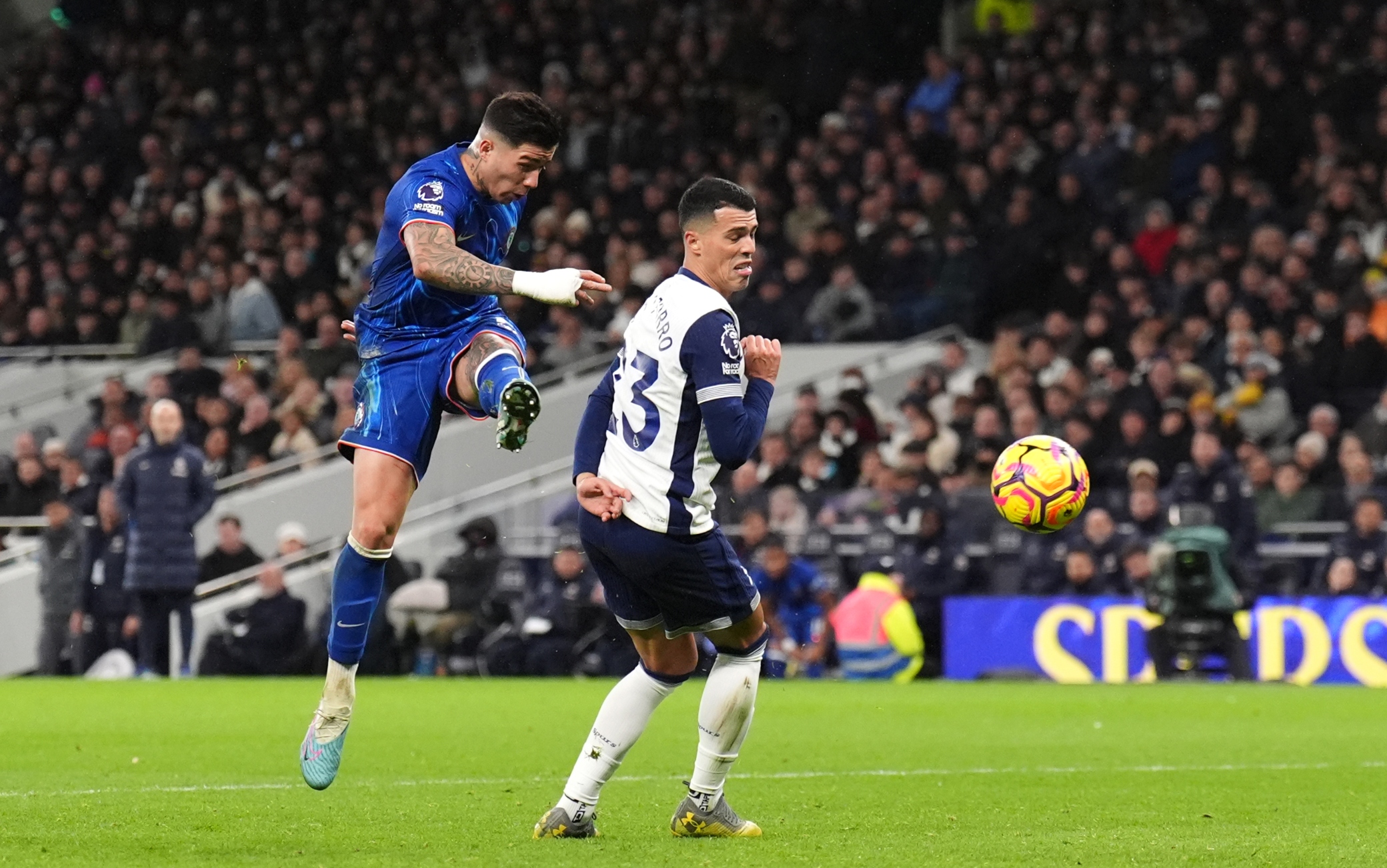 Tottenham Chelsea, Jackson impedisce a Fernandez di togliere maglia ...