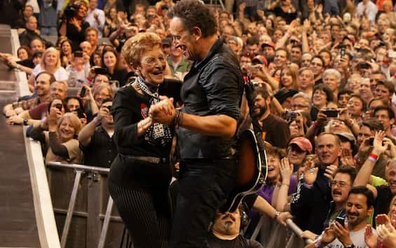 Bruce Springsteen, il ricordo della mamma Adele scomparsa a 98 anni I ...