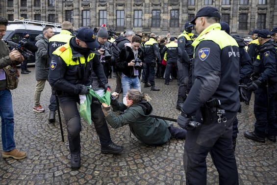 Olanda, decine di arresti tra manifestanti pro palestinesi | Sky TG24