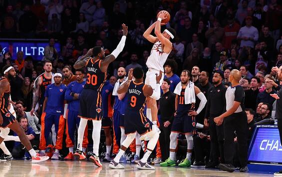 NBA, Devin Booker: tripla della vittoria a New York. VIDEO | Sky Sport