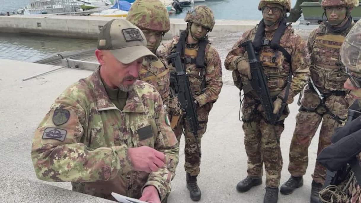 Alpini, cerimonia consegna cappello con la penna a Trieste | Video Sky TG24