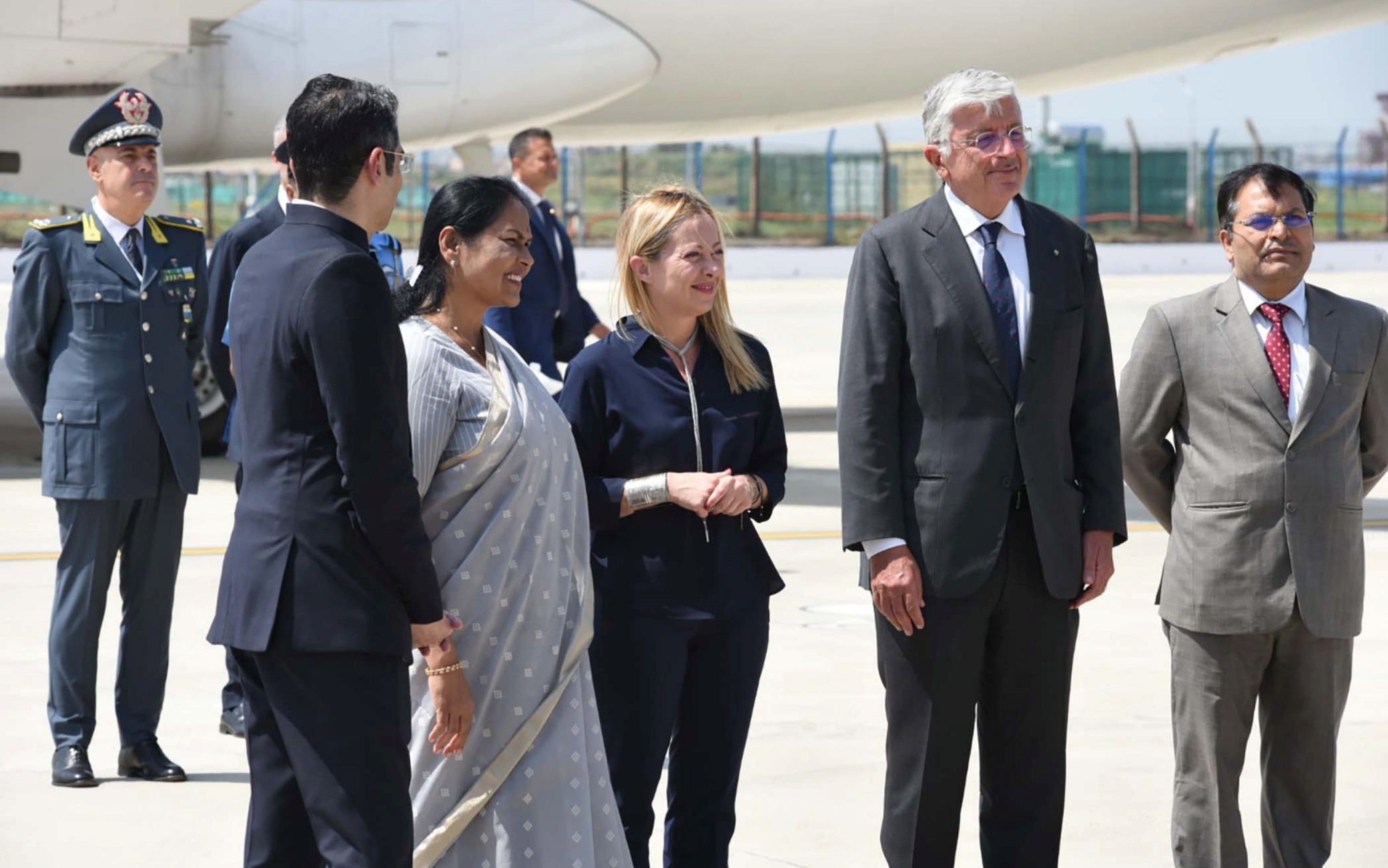 Giorgia Meloni in India per il G20: bindi rosso e collana di fiori per ...
