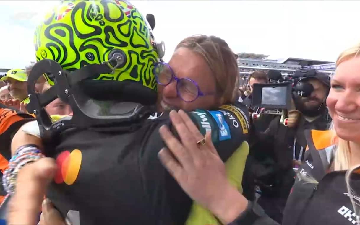 F1, Norris e l'abbraccio della mamma dopo la vittoria a Silverstone ...