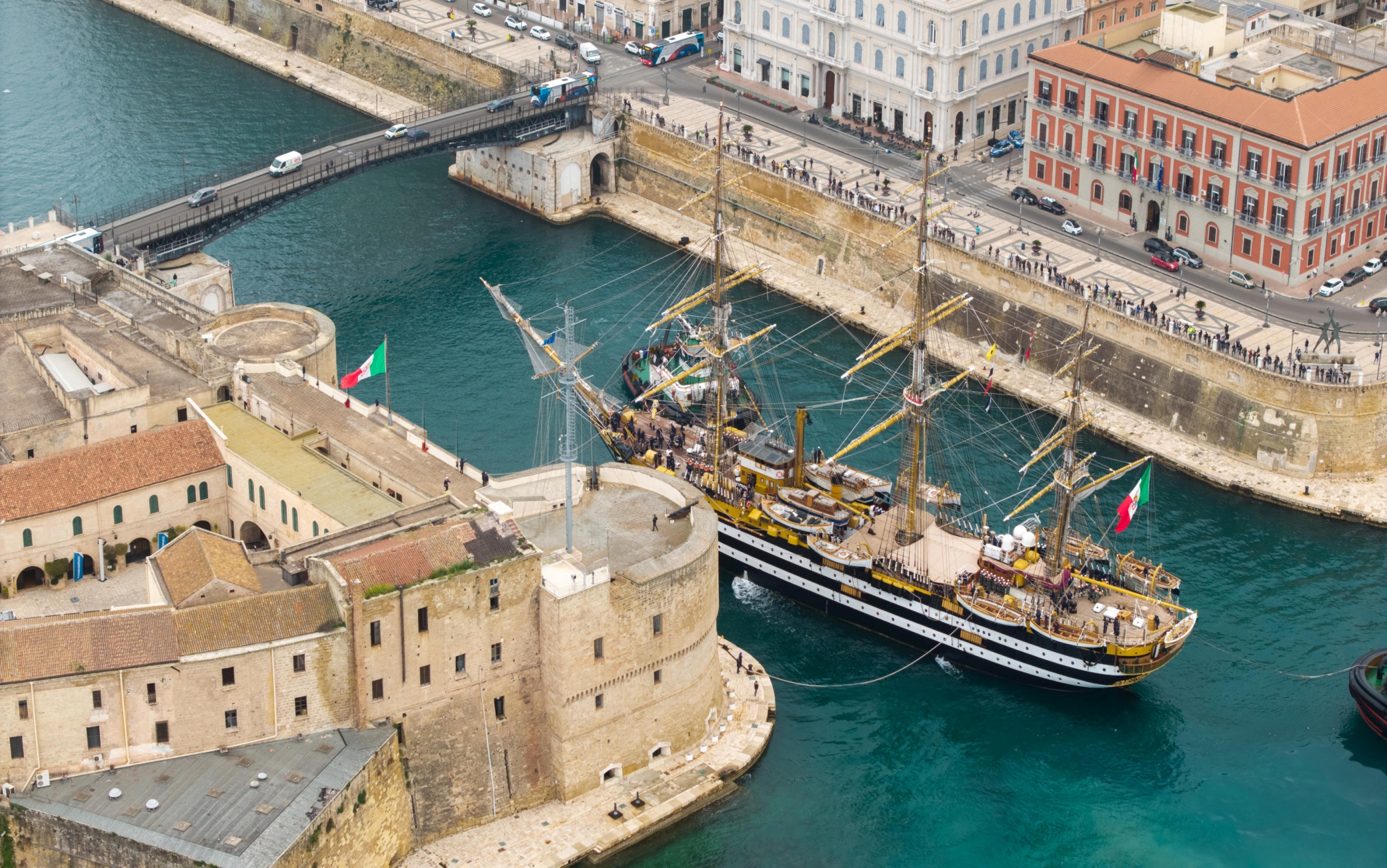 Amerigo Vespucci, la nave arrivata a Taranto. FOTO | Sky TG24