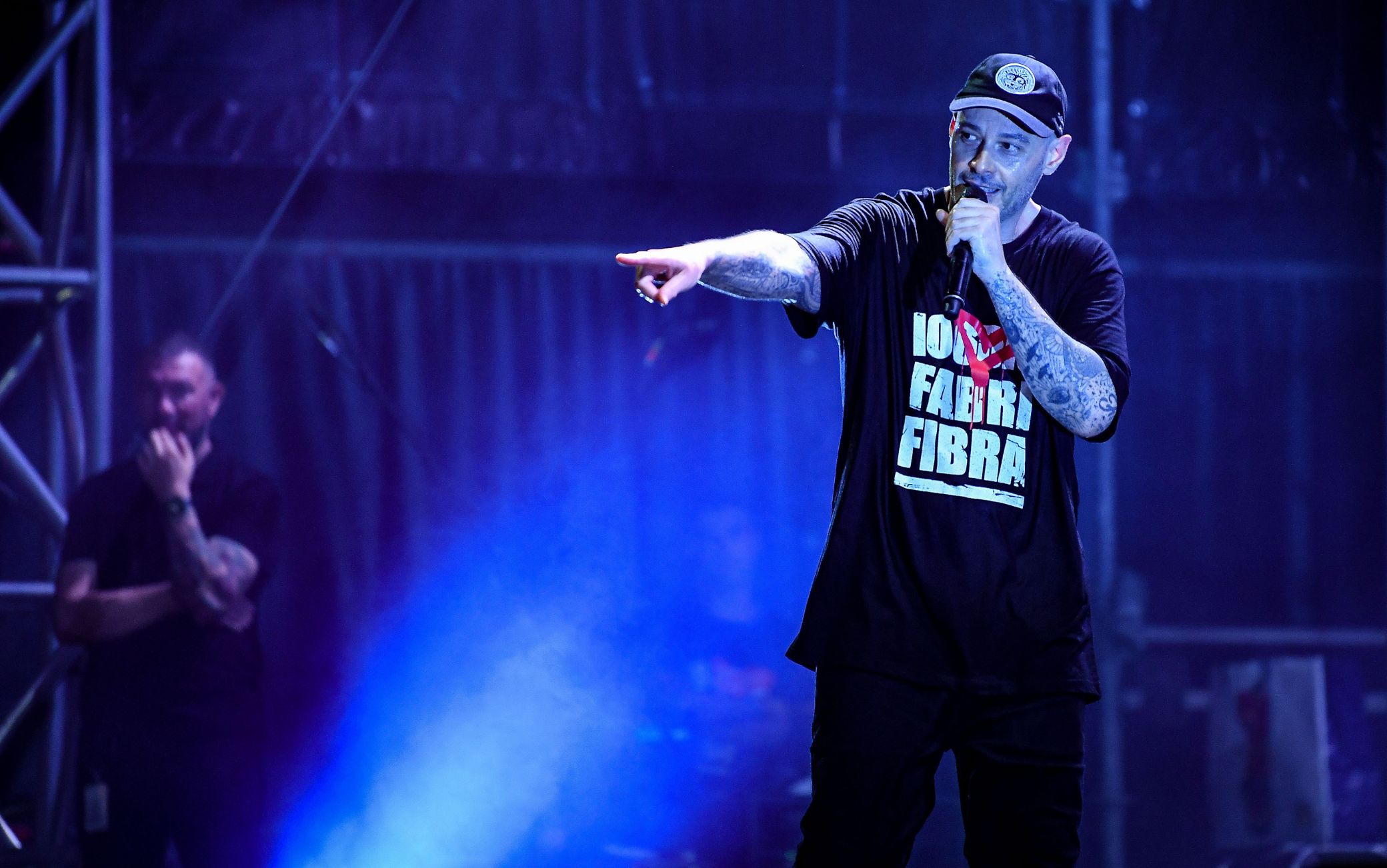 Fabri Fibra ha rifatto ‘In Italia’ con Emma e Baby Gang | Sky TG24