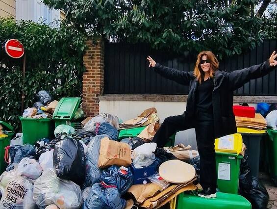 Scioperi in Francia, la foto di Carla Bruni su un cumulo di rifiuti a ...