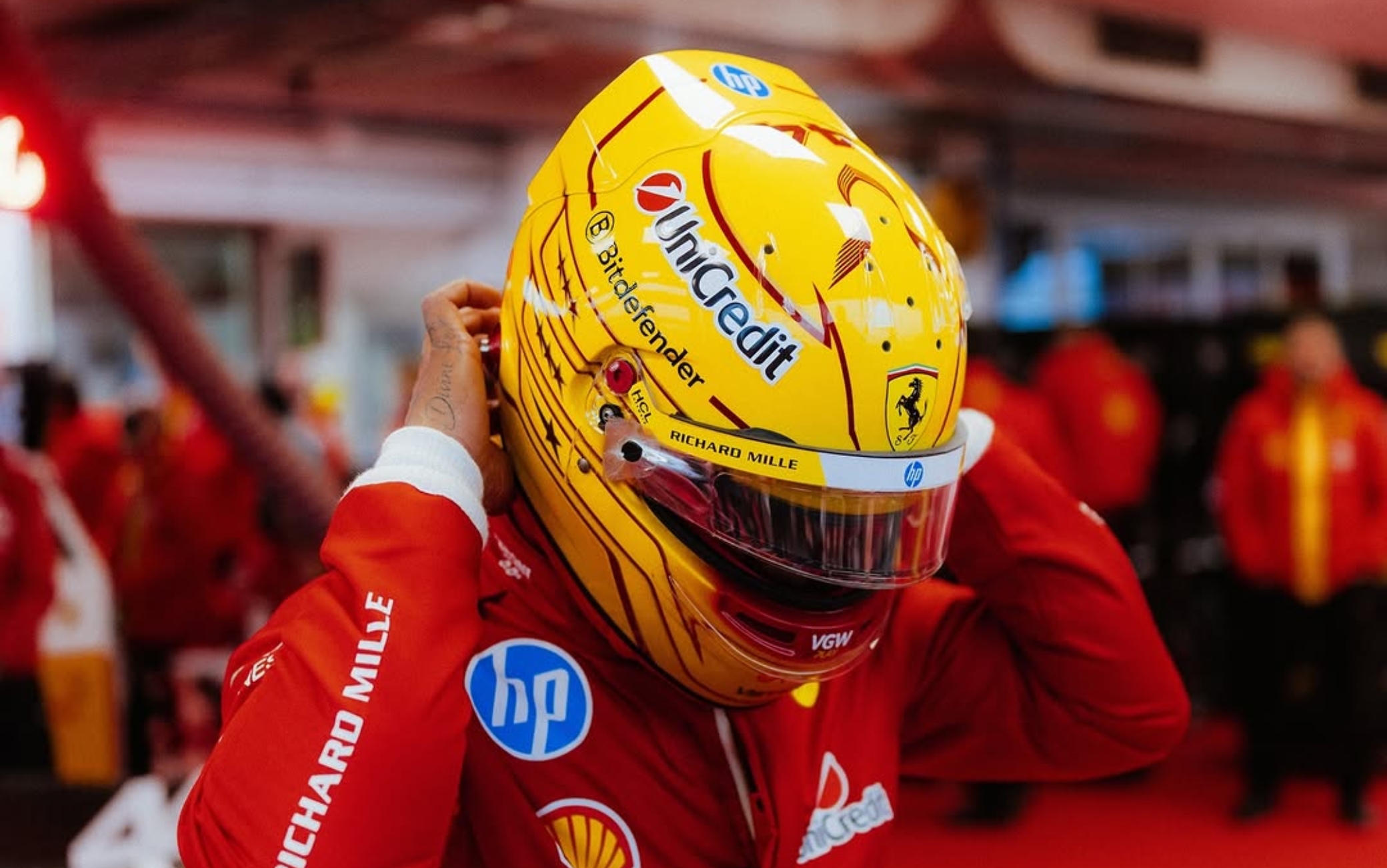 F1, Hamilton e Leclerc: le foto con la tuta rossa Ferrari | Sky Sport