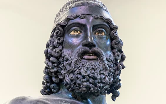 Bronzi di Riace, via libera alle ricerche in mare per 4 mesi | Sky TG24