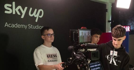 Sky Up Academy Studios, gli studenti negi studi Sky di Milano Santa ...