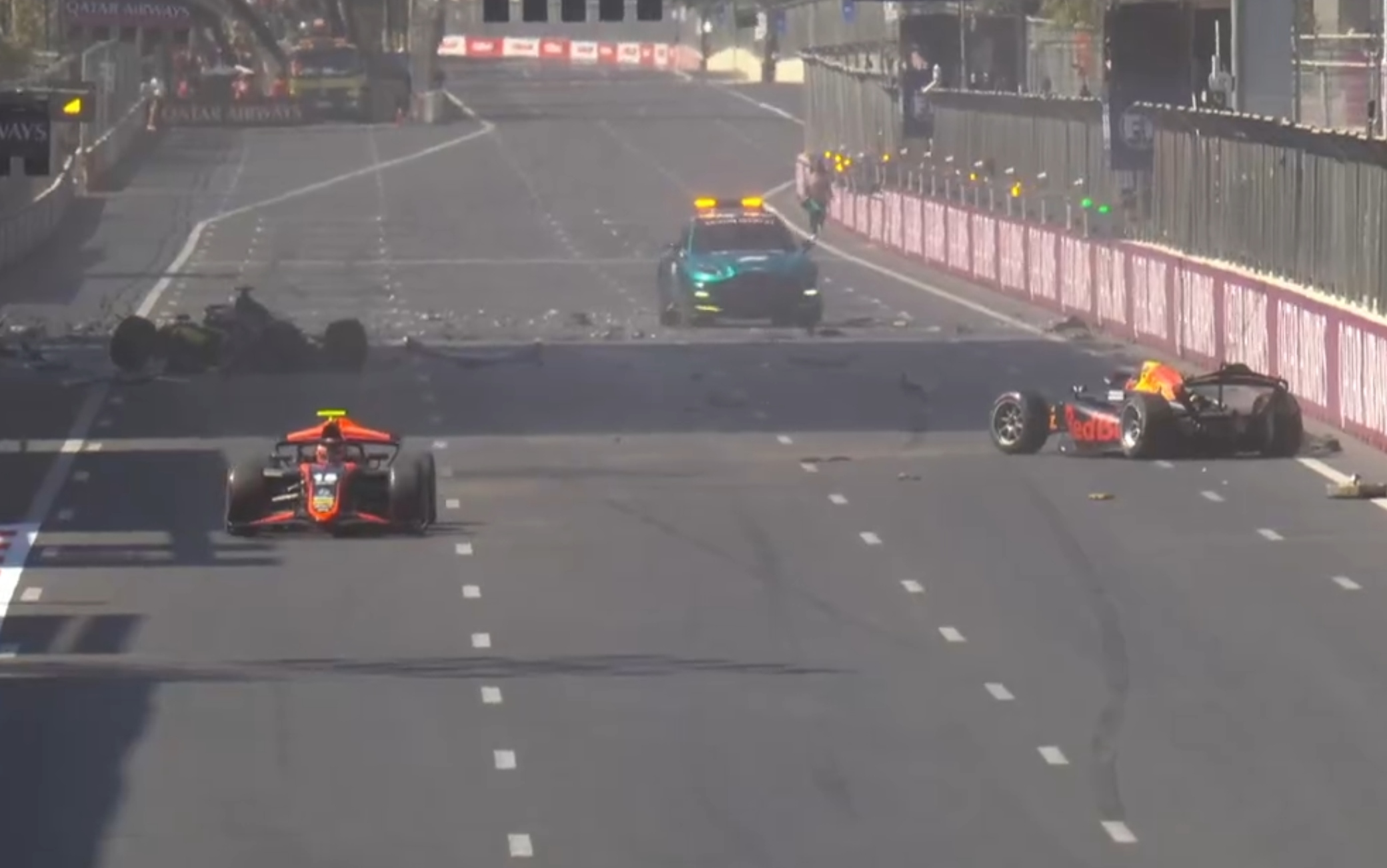 F2, maxi incidente nelle Feature Race di Formula 2: piloti ok, macchine ...