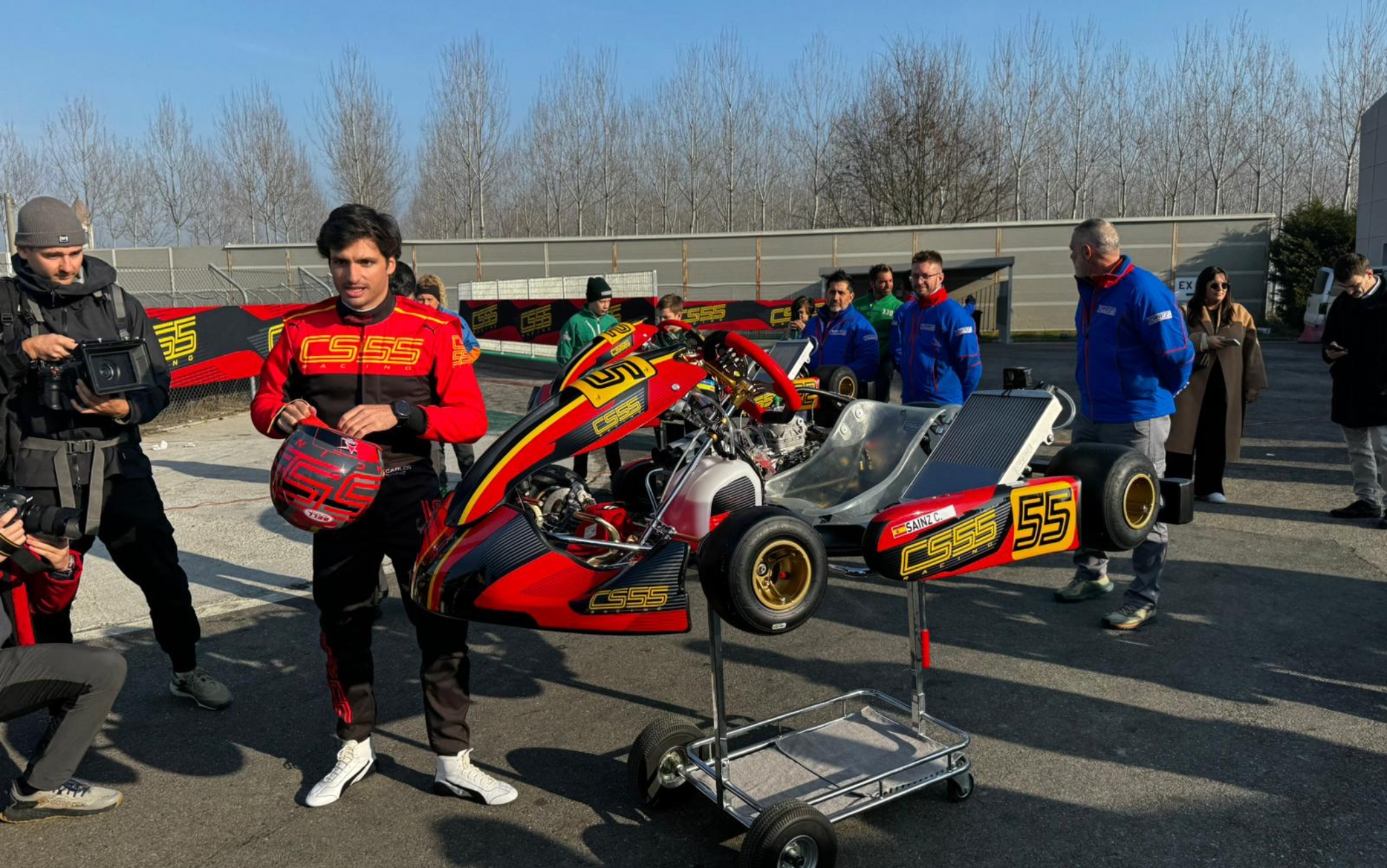 Carlos Sainz, il pilota della Ferrari presenta il suo nuovo kart con ...
