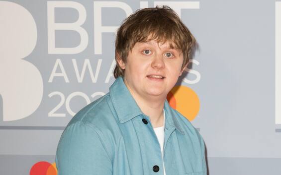 Lewis Capaldi, è uscito il video della canzone How I'm Feeling Now