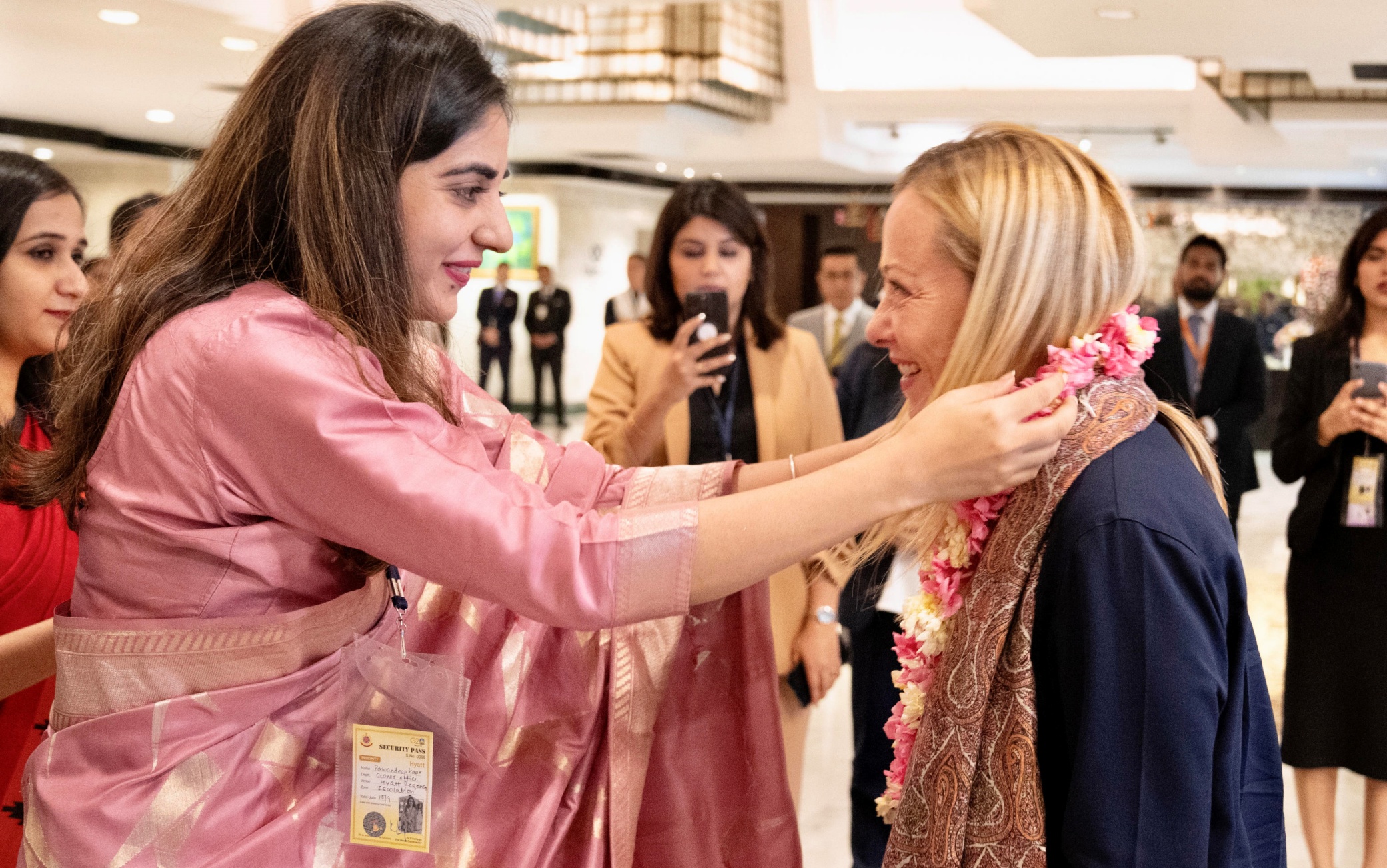 Giorgia Meloni in India per il G20: bindi rosso e collana di fiori per ...