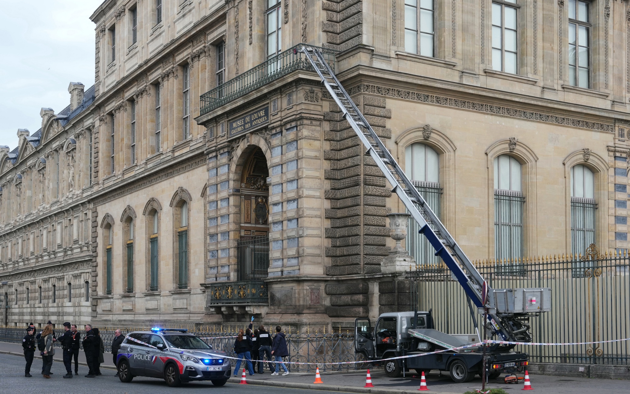 Parigi, rapina al museo Louvre: cosa è stato rubato e come è successo ...