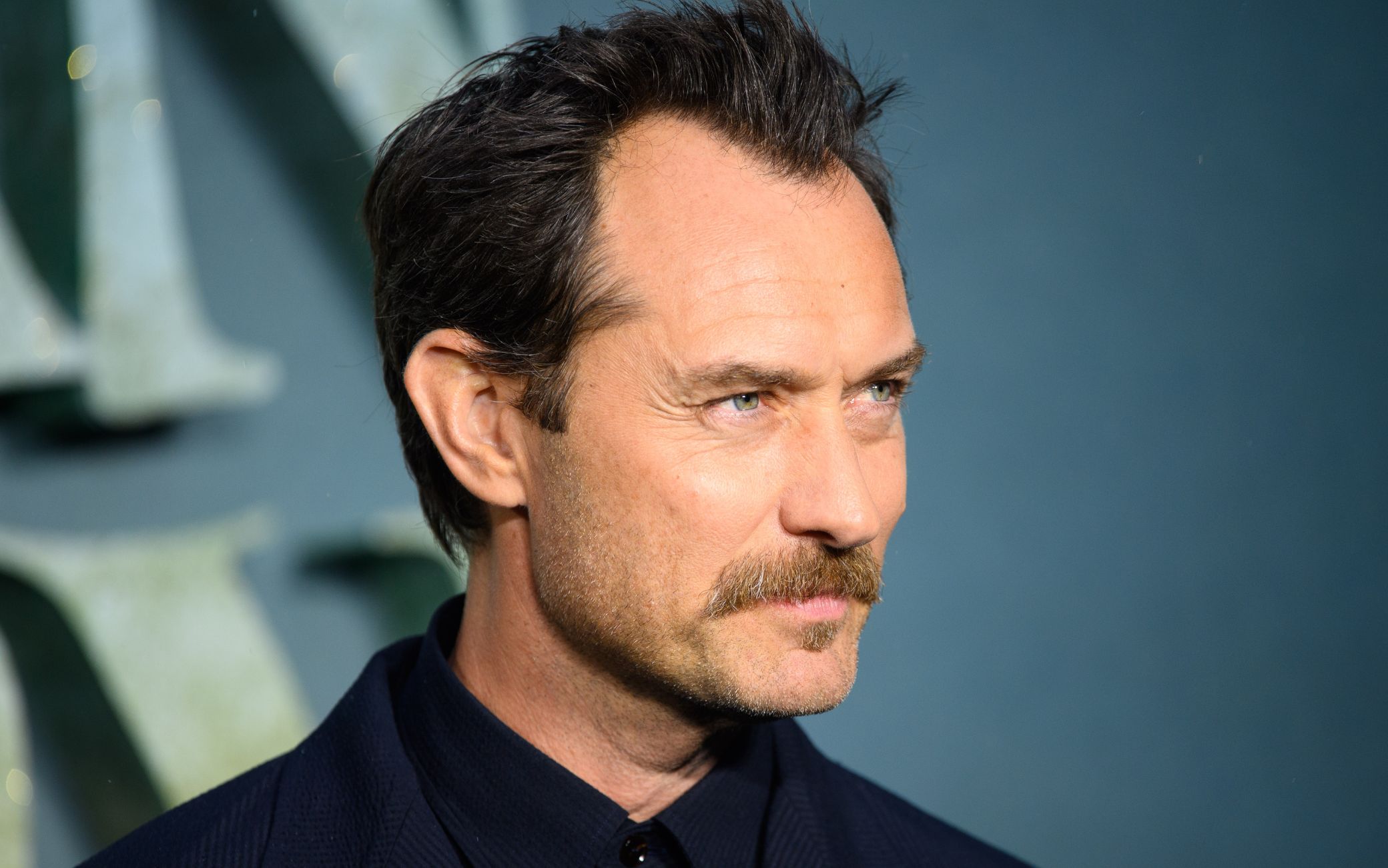 Jude Law, il look coi baffi per la première di Peter Pan & Wendy