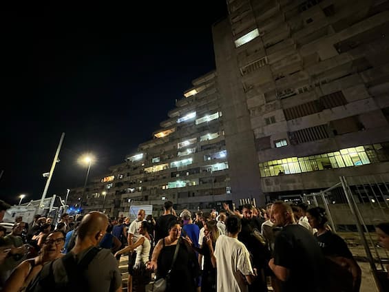 Napoli crolla ballatoio nella Vela Celeste a Scampia | un morto e 6 feriti Napoli crolla ballatoio nella Vela Celeste a Scampia | un morto e 6 feriti
