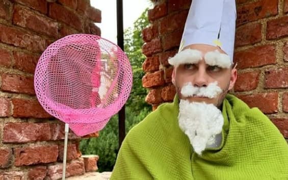 Crawly, il mago verde che invade i centri commerciali: il video virale ...