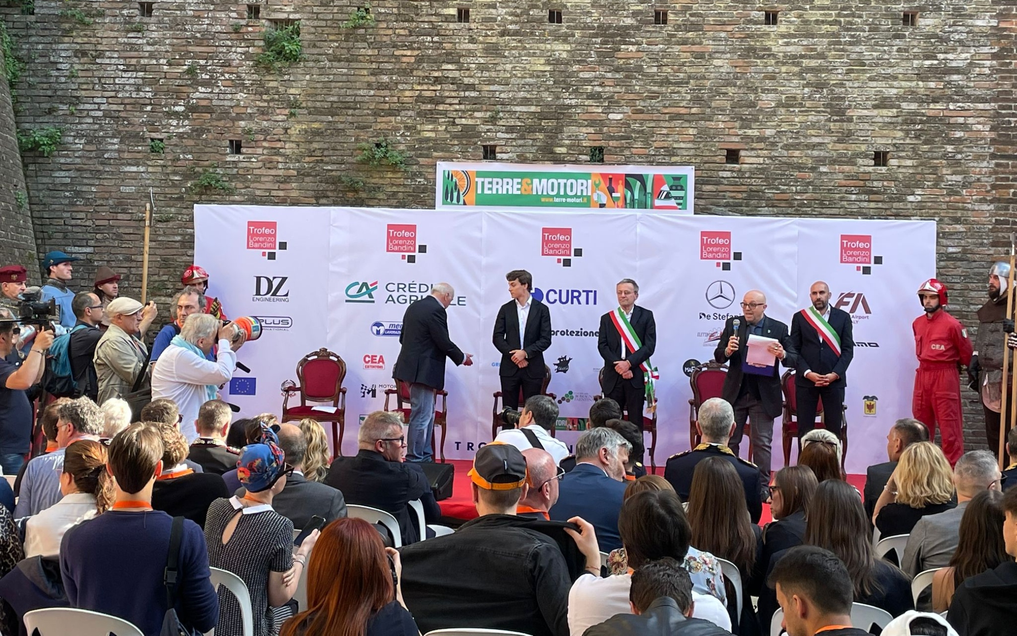 F1, Piastri (McLaren) ha ricevuto il 'Trofeo Lorenzo Bandini'. Foto e ...