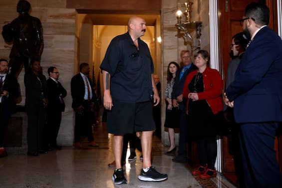 Fetterman soffre di depressione, Senato Usa abbandona il dress code ...