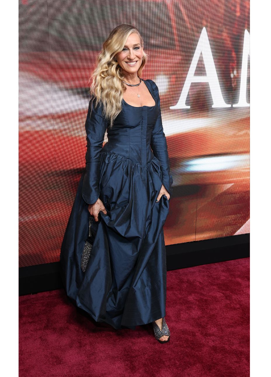 And Just Like That 3, Sarah Jessica Parker in abito lungo alla première ...