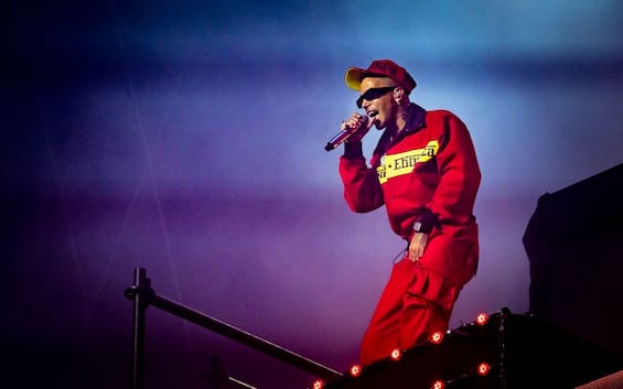 Sfera Ebbasta in concerto infiamma San Siro e annuncia il tour Palasport 2025. VIDEO | Sky TG24