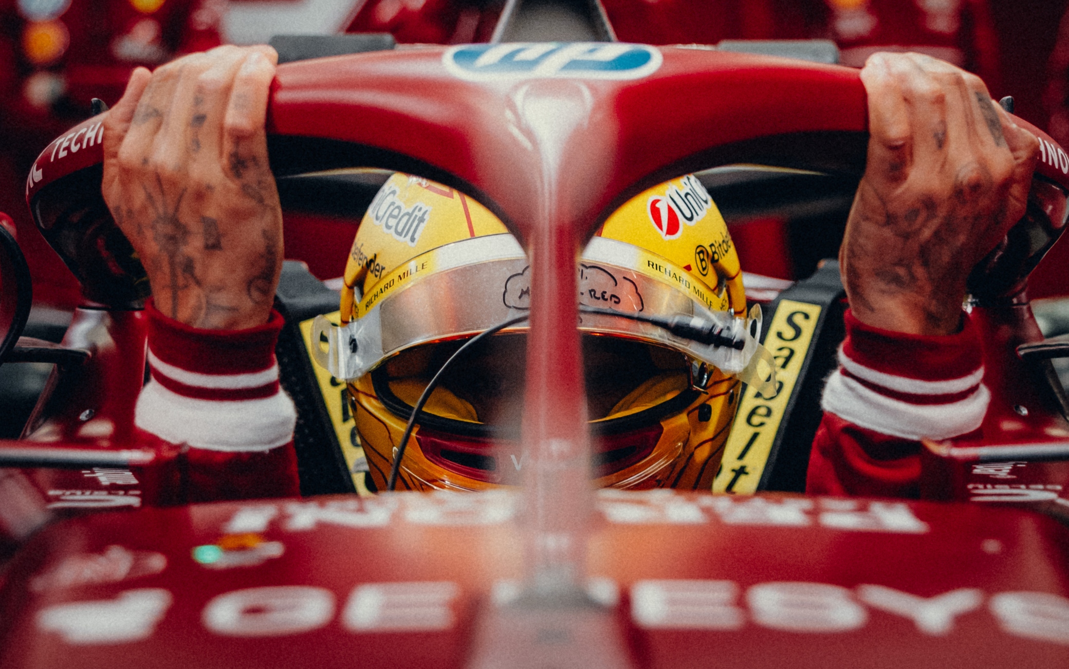 F1, Ferrari: il logo di Hamilton sul volante della sua SF-25. Foto ...
