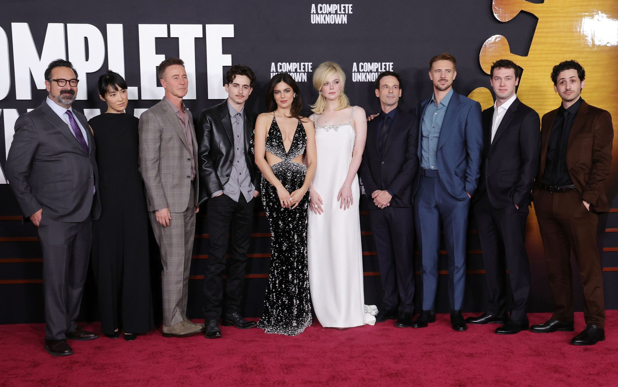 A Complete Unknown, Timothée Chalamet e il cast del film sul red carpet ...