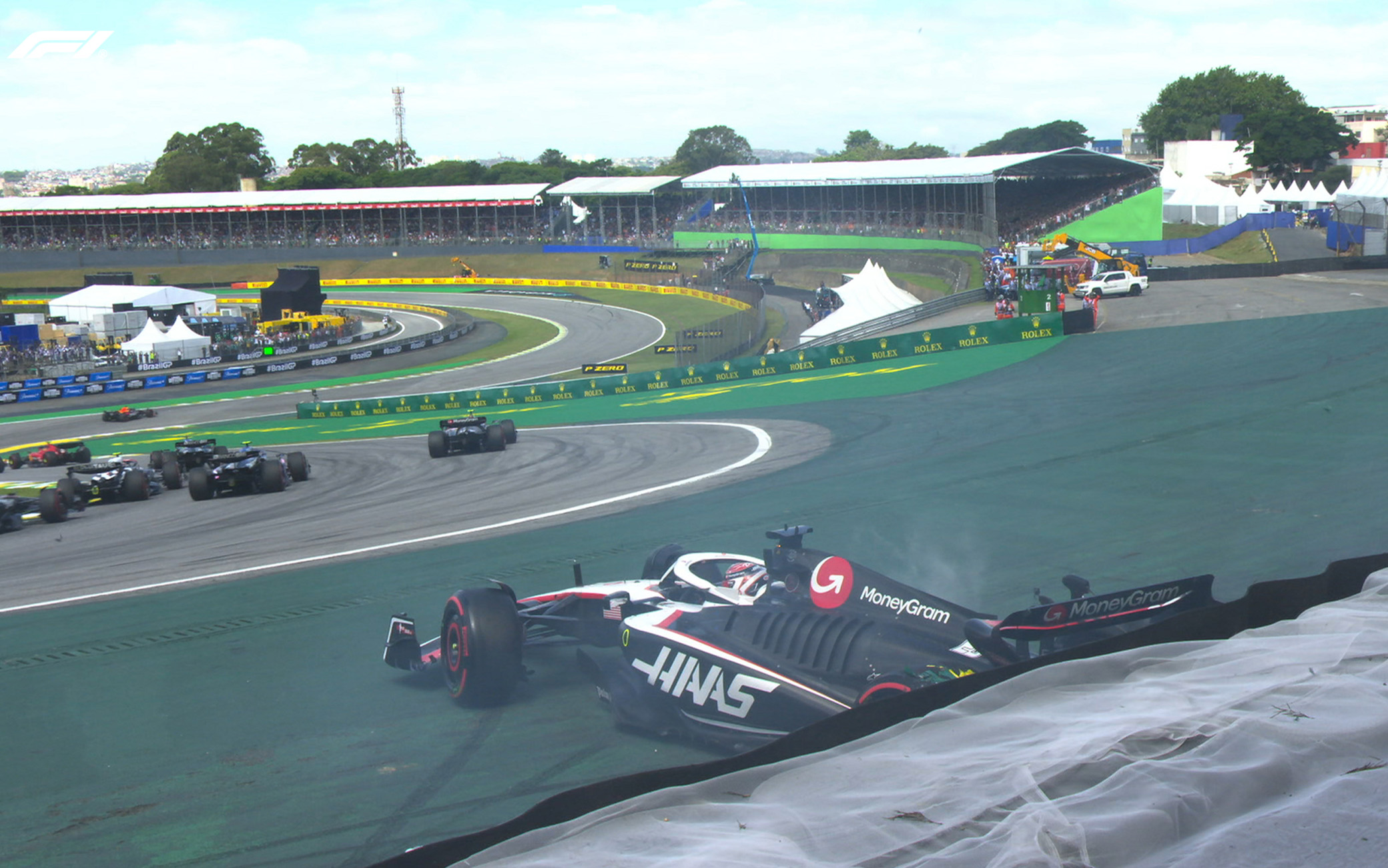 Formula 1, GP Brasile: l'incidente al via tra Albon e Magnussen. Video ...