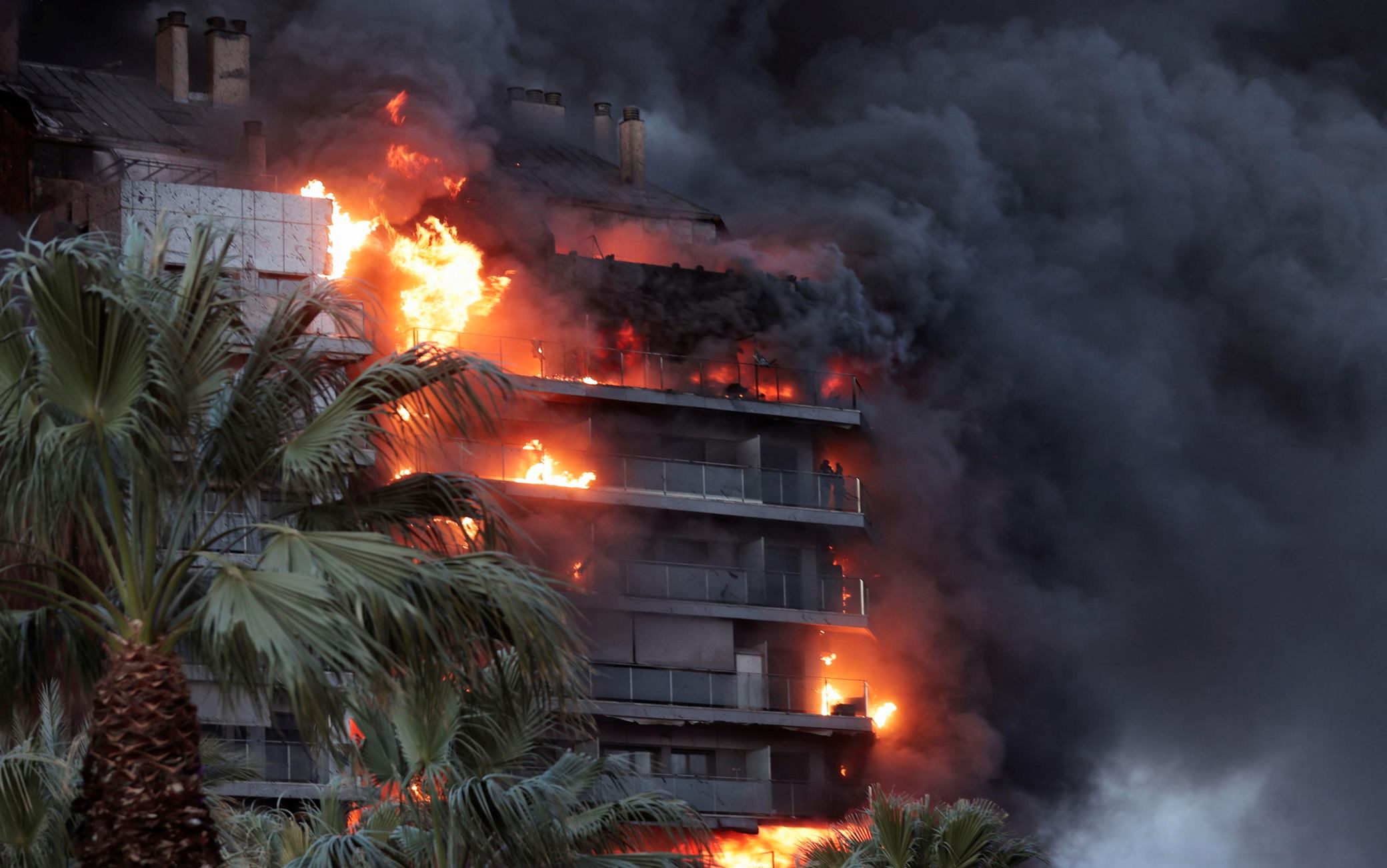 Incendio Valencia, le immagini del grattacielo in fiamme. LE FOTO | Sky ...