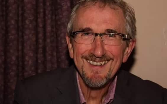 Turbolenza sul volo Londra Singapore, chi era la vittima Geoff Kitchen ...