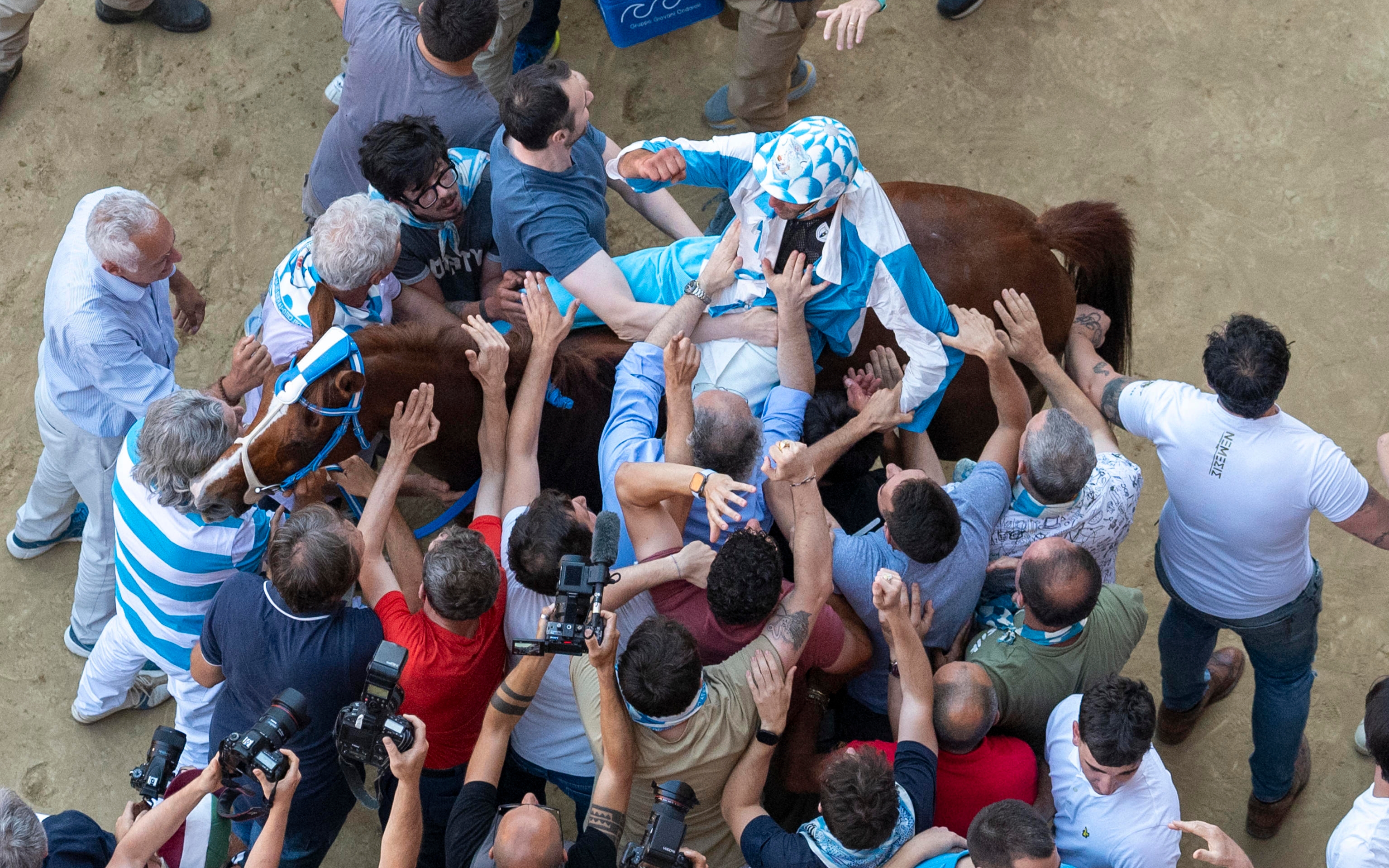 Palio di Siena 2024, vince la contrada dell'Onda. FOTO | Sky TG24