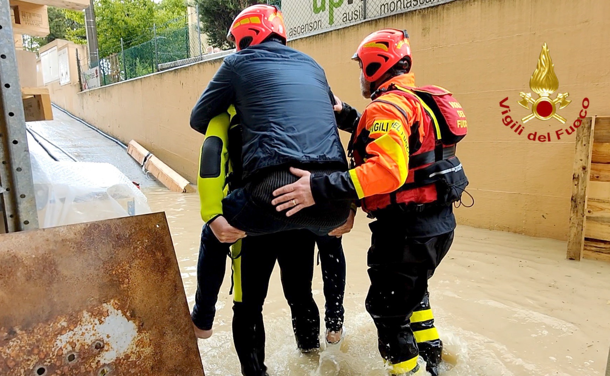 Maltempo a Bologna, esonda il torrente Ravone: via Saffi allagata | Sky ...