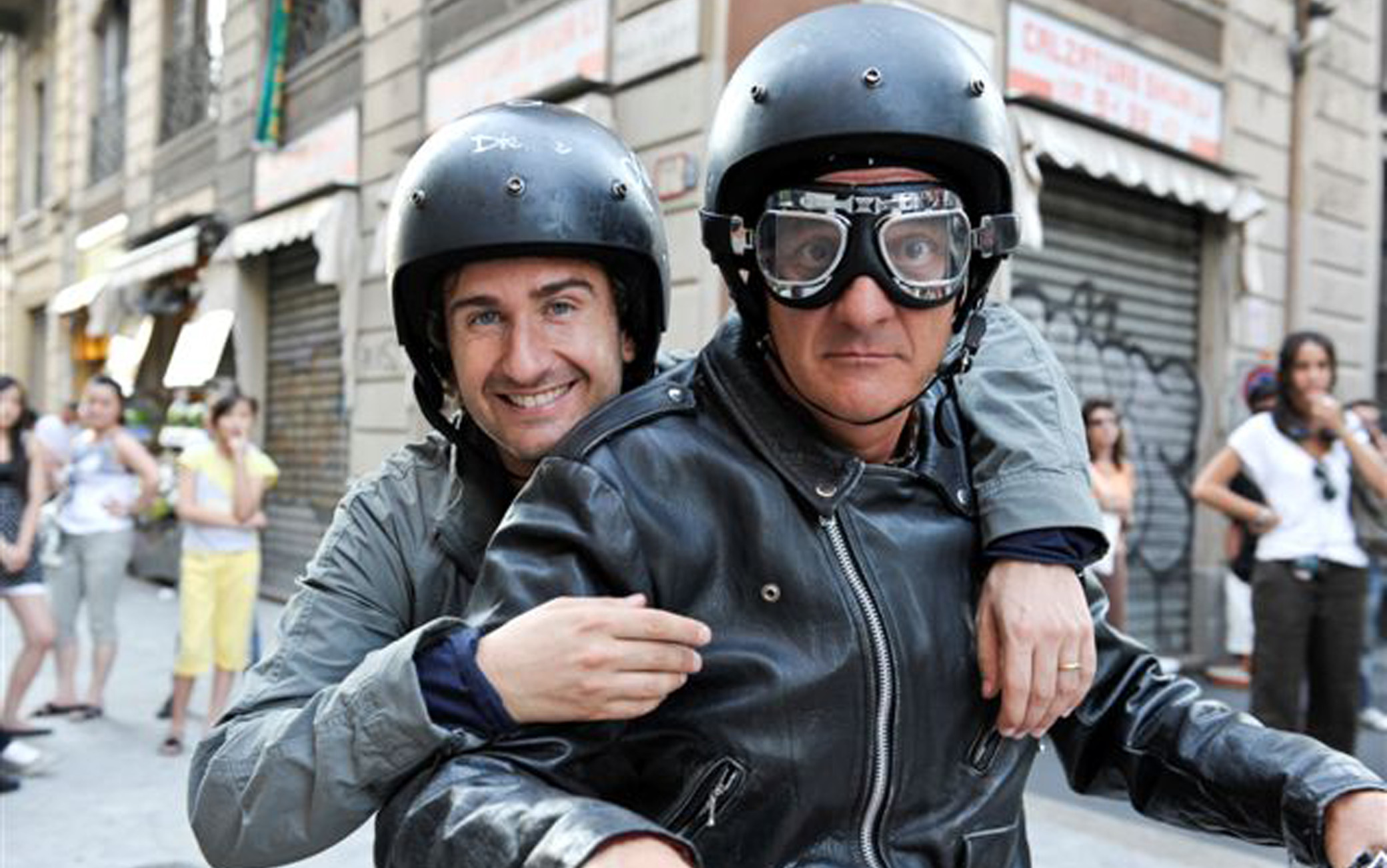 Alessandro Siani compie 50 anni, i suoi film più famosi da attore e ...