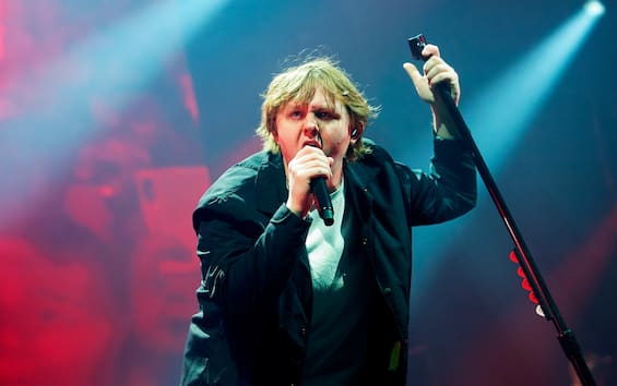 Lewis Capaldi: un live stream per il primo anniversario del debut album