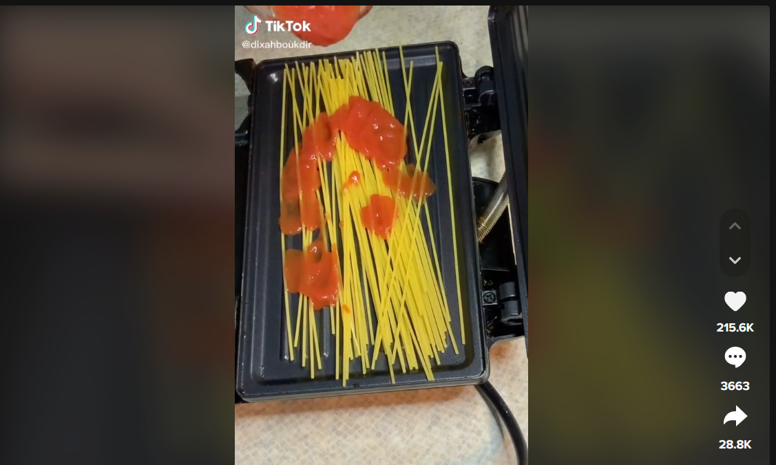 Frullati, spezzati o fritti: ecco gli 'spaghetti horror' del web | Sky TG24