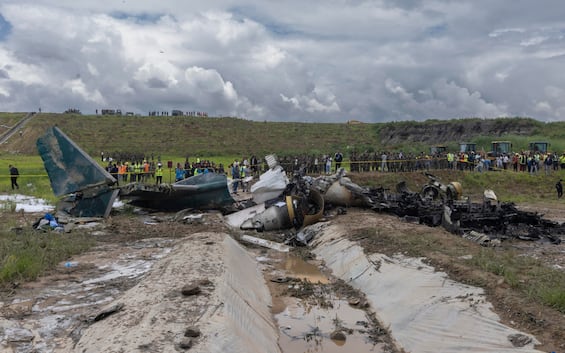 Nepal, aereo con 19 persone precipita al decollo a Kathmandu | Sky TG24
