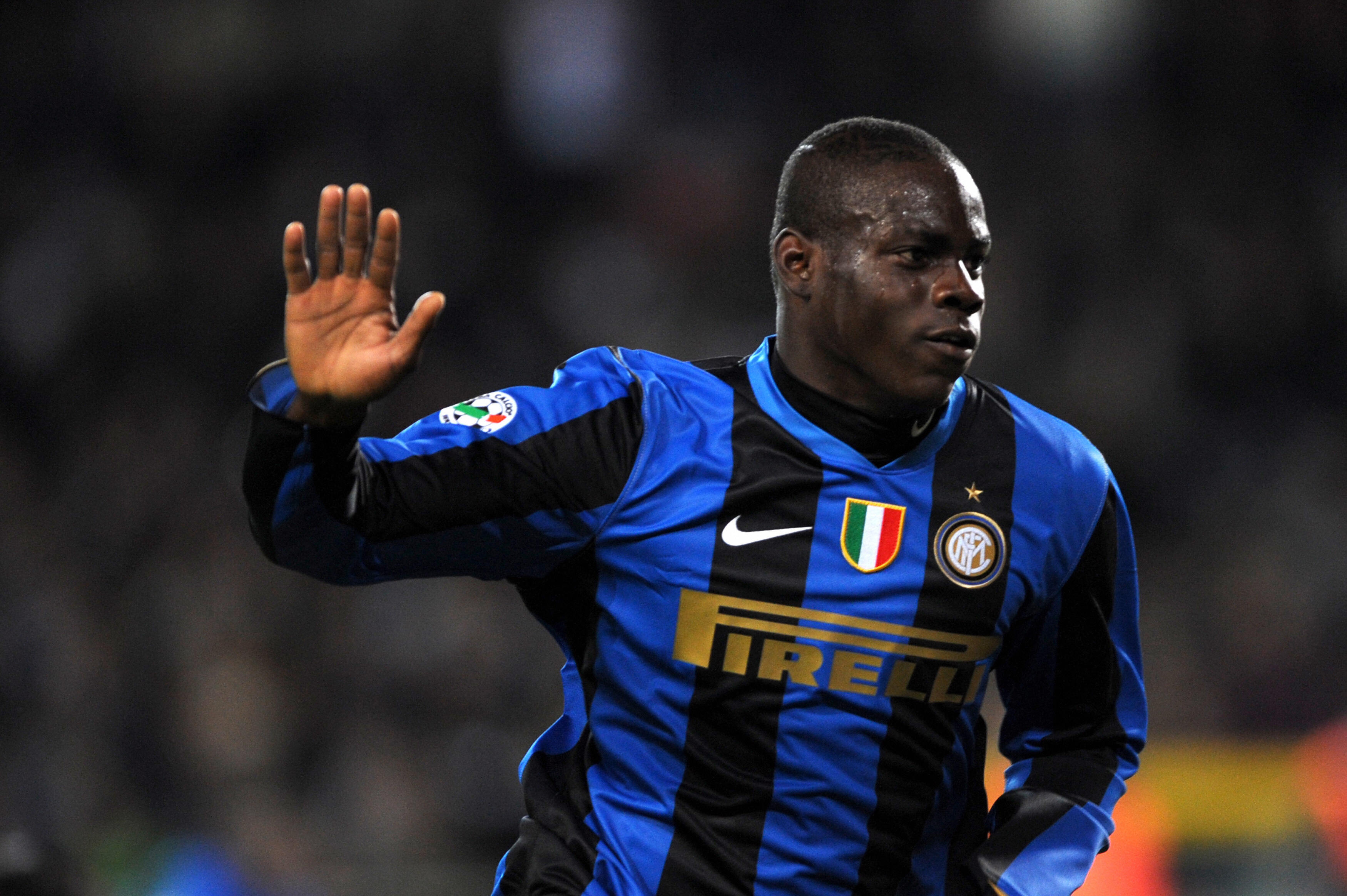 Balotelli al Genoa, ufficiale il ritorno in Serie A. Il club ...