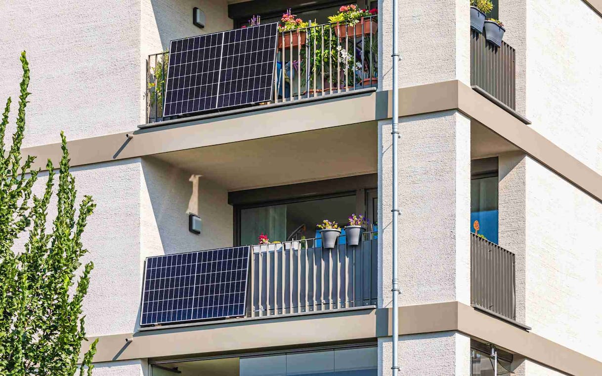 Impianti fotovoltaici da balcone, come funzionano e quanto si può risparmiare in bolletta | Sky TG24