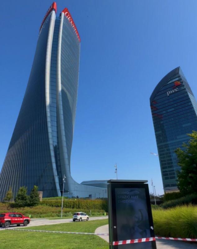 Milano, crolla insegna Generali sulla Torre Hadid a City Life. FOTO ...
