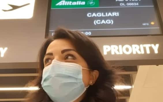 Alitalia, l'ultimo commosso saluto della hostess. VIDEO | Sky TG 24