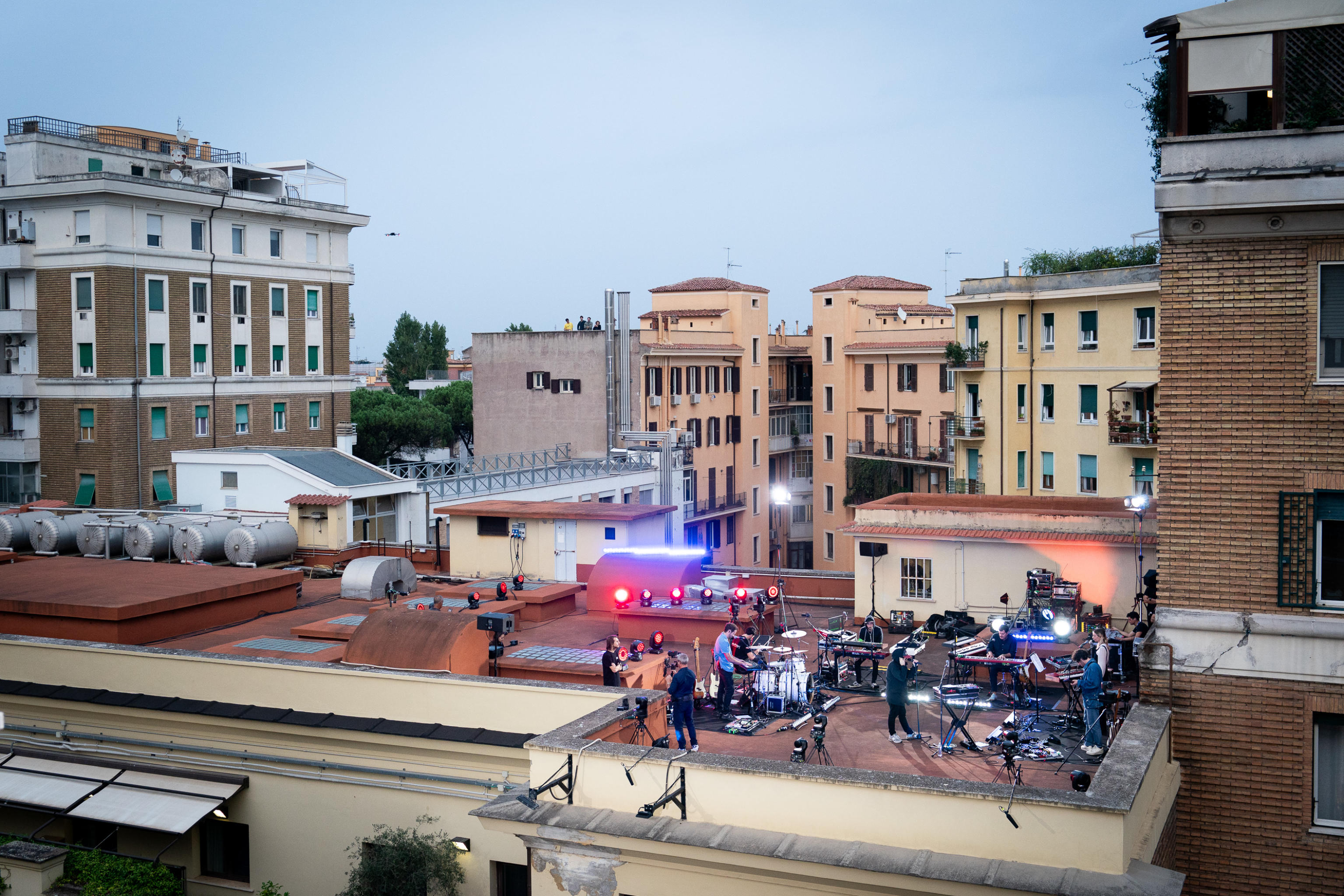 Calcutta, concerto a sorpresa sul tetto della sede Rai a Roma. FOTO ...