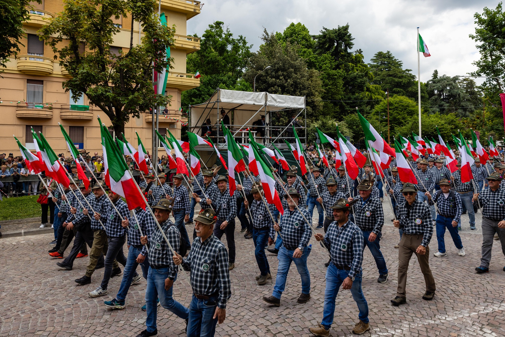 Biella, 96^ adunata degli Alpini: la sfilata per le vie della città ...