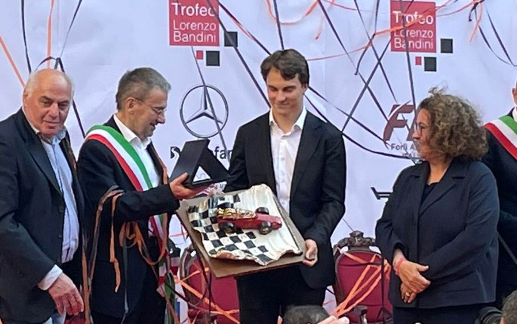 F1, Piastri (McLaren) ha ricevuto il 'Trofeo Lorenzo Bandini'. Foto e ...