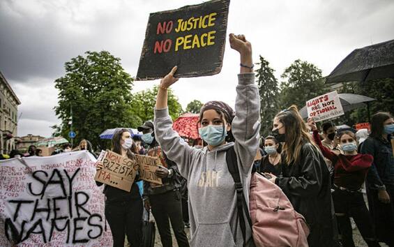 George Floyd, la manifestazione in piazza Duca d'Aosta a Milano. VIDEO ...