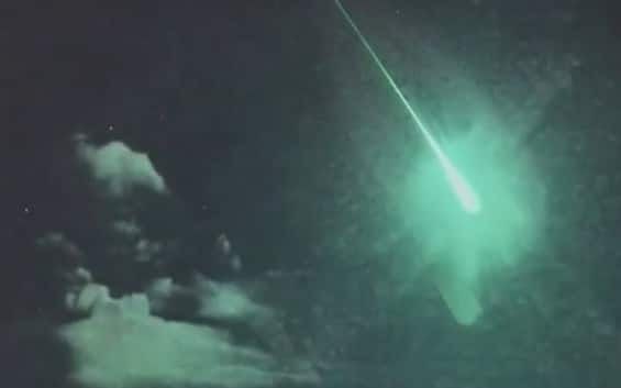 Meteorite in Portogallo, palla di fuoco verde attraversa il cielo a ...