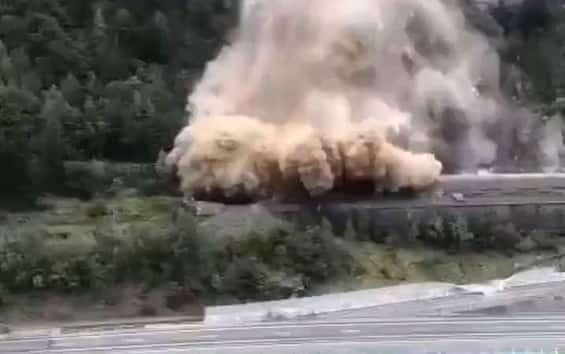 Maltempo, le immagini della frana in Savoia vicino al tunnel del Frejus ...