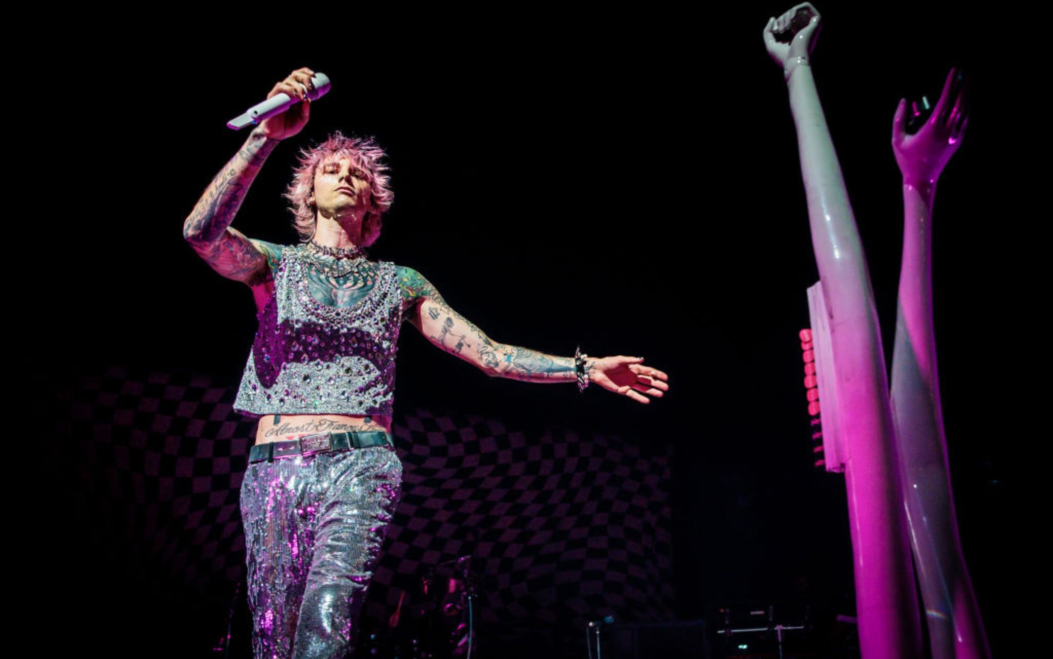 Machine Gun Kelly, il nuovo incredibile tatuaggio blackout | Sky TG24