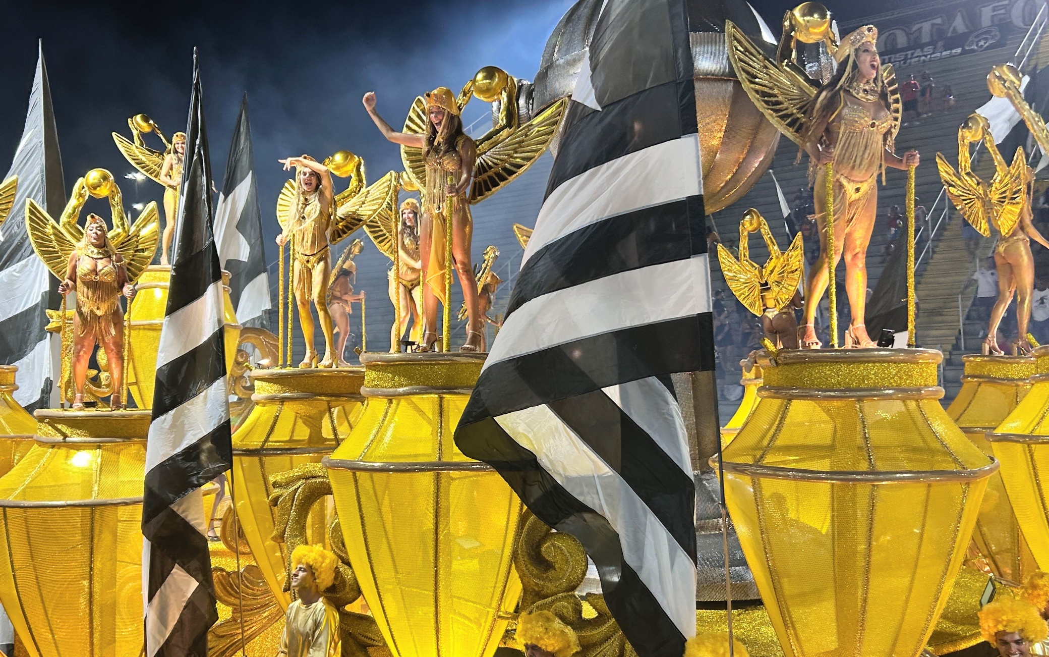 Carnevale di Rio de Janeiro, festeggiamenti e sfilate a ritmo di samba. FOTO | Sky TG24