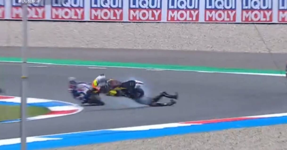 Moto2, che brivido ad Assen: moto si ribalta in pista dopo incidente. VIDEO | Sky Sport